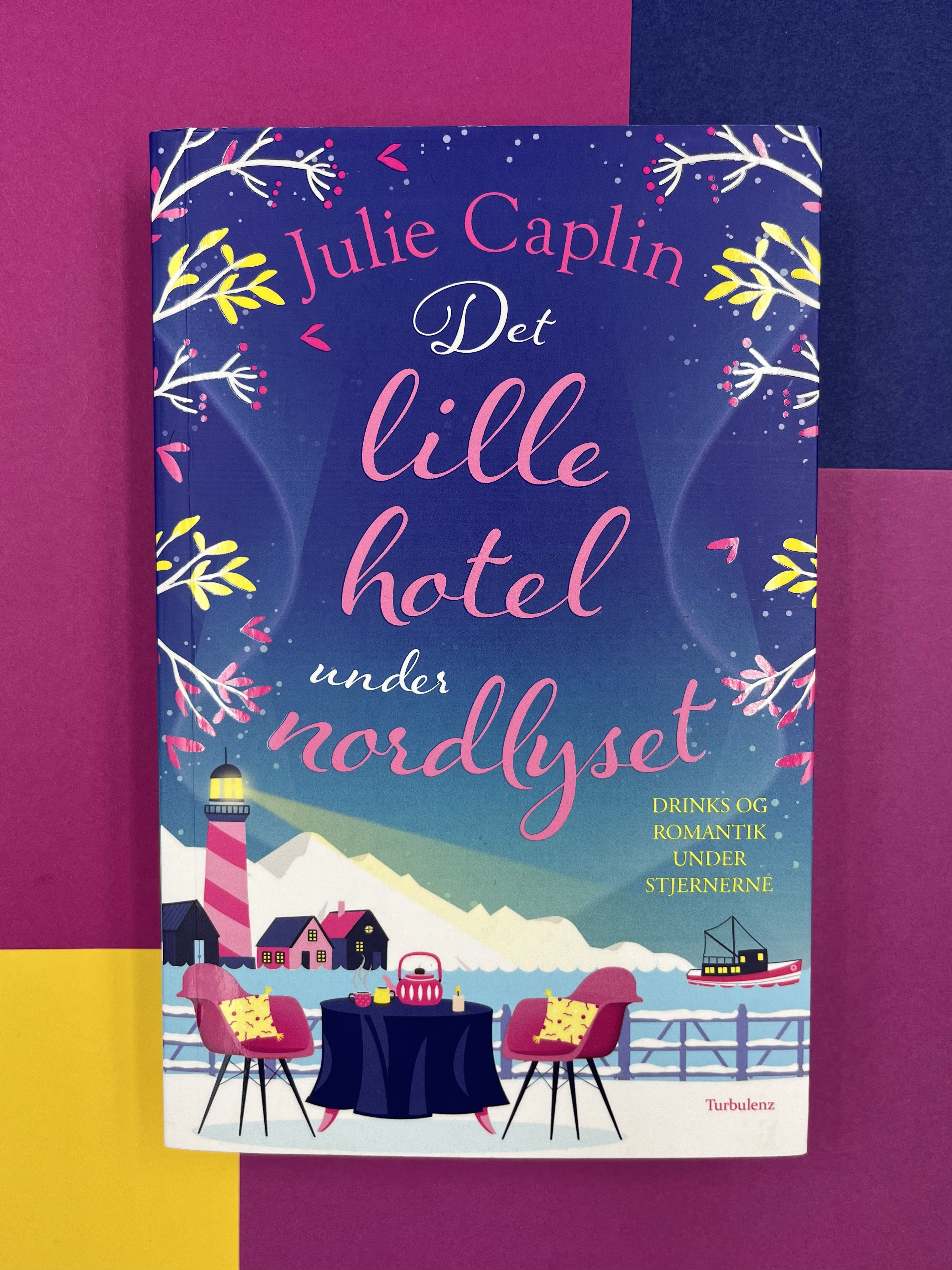 Det lille hotel under Nordlyset af Julie Caplin – HyggeGeek